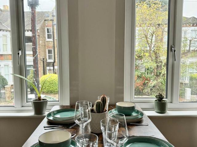 2 Bedroom Apartment London London 99385128
