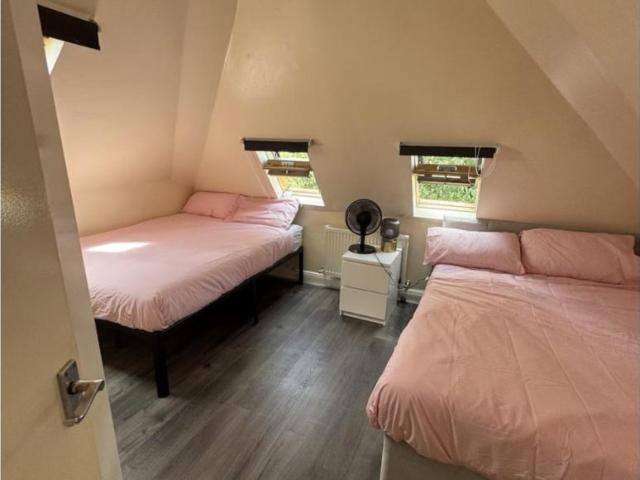 2 Bedroom Apartment London London 99387074
