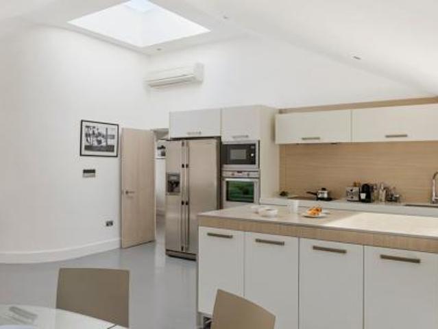 2 Bedroom Apartment London London LS65826112