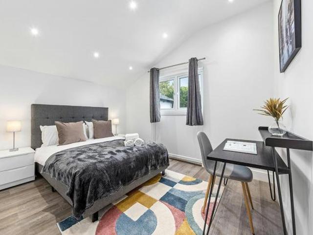 2 Bedroom Apartment London London LS73598486