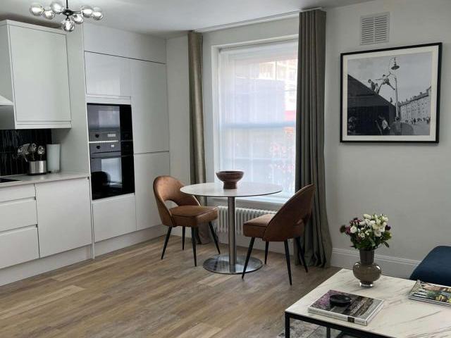 2 Bedroom Apartment London London LS76764173