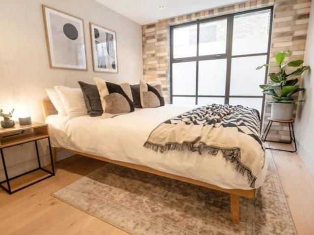 2 Bedroom Apartment London London LS82858182