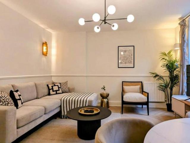 2 Bedroom Apartment London London LS83936494