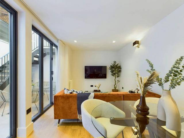 2 Bedroom Apartment London London LS84177611