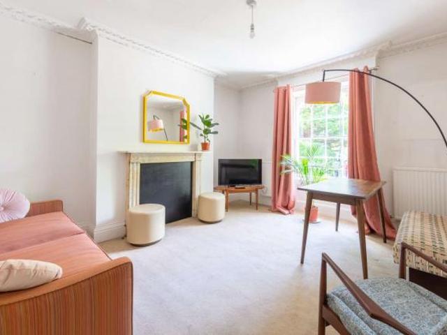 2 Bedroom Apartment London London LS86025555