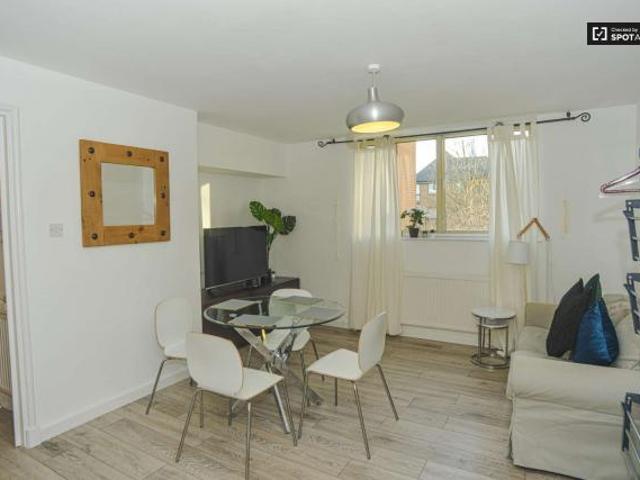 2 Bedroom Apartment London London LS87690193