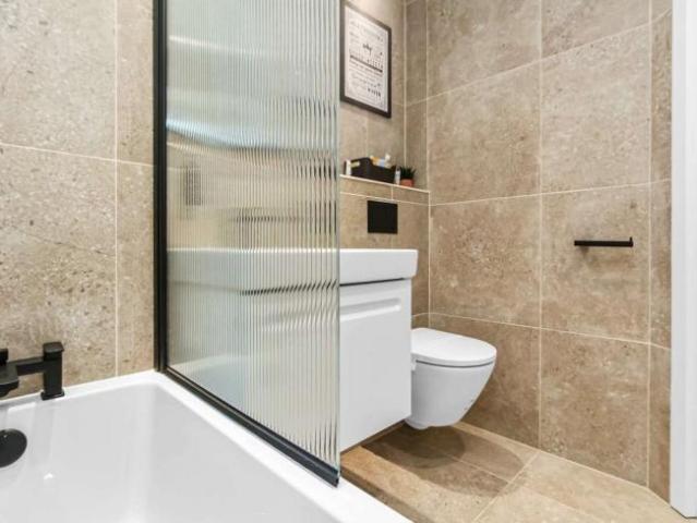 2 Bedroom Apartment London London LS89178008
