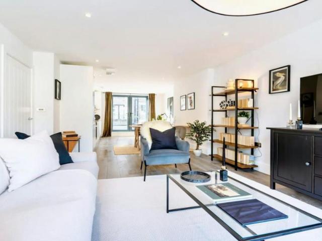 2 Bedroom Apartment London London LS89259085