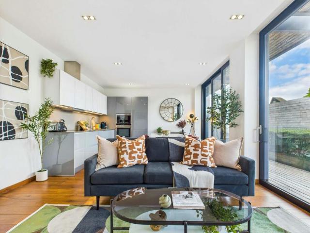 2 Bedroom Apartment London London LS90459758