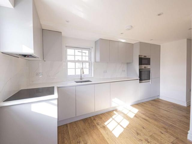 2 Bedroom Apartment London London LS90930201