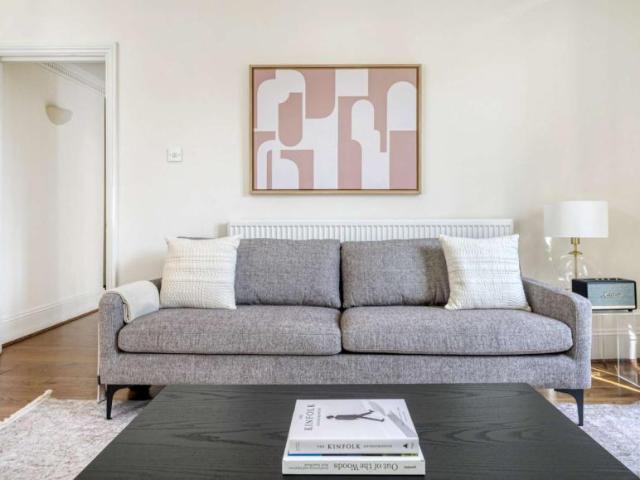 2 Bedroom Apartment London London LS91757776