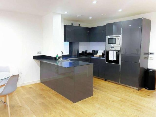 2 Bedroom Apartment London London LS91757805