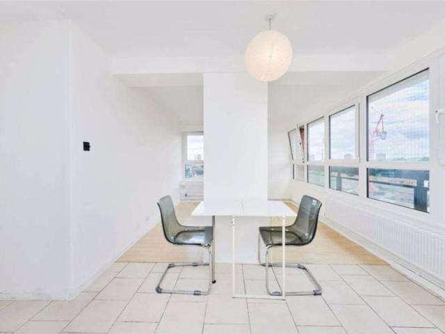 2 Bedroom Apartment London London LS91830806
