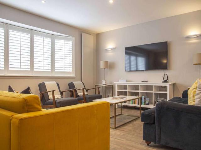 2 Bedroom Apartment London London LS93052626