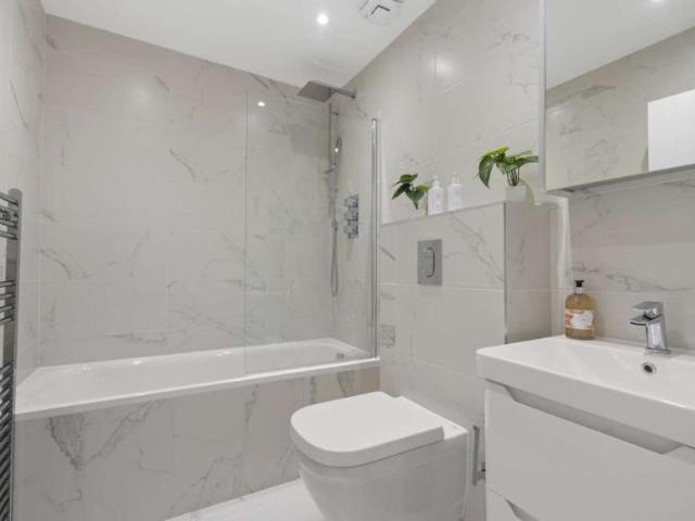 2 Bedroom Apartment London London LS94952209