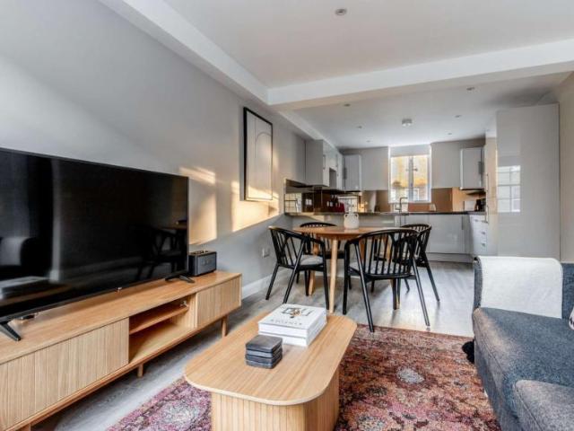 2 Bedroom Apartment London London LS95625905