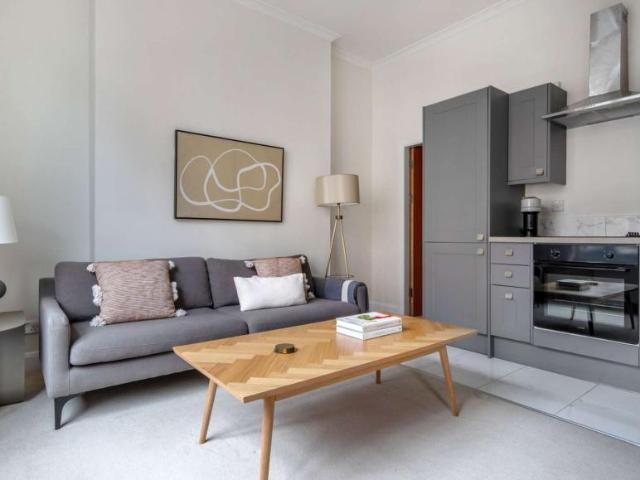2 Bedroom Apartment London London LS95626046