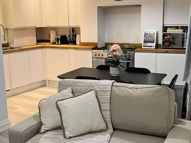 2 Bedroom Apartment London London LS95823480