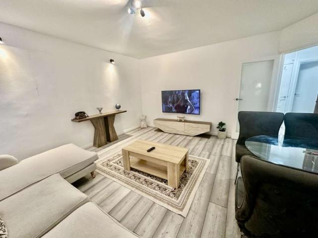 2 Bedroom Apartment London London LS95905490