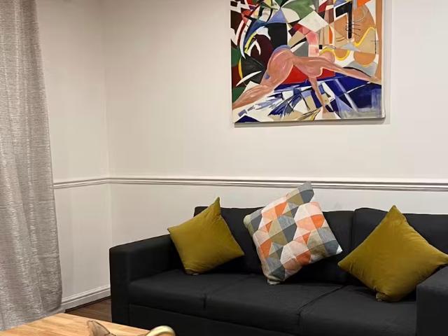 2 Bedroom Apartment London London LS96163275