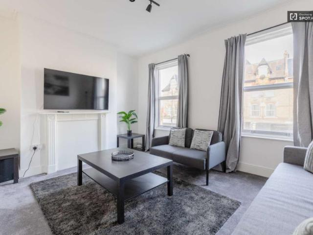 2 Bedroom Apartment London London LS96690789