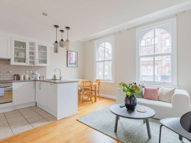 2 Bedroom Apartment London London LS97054170