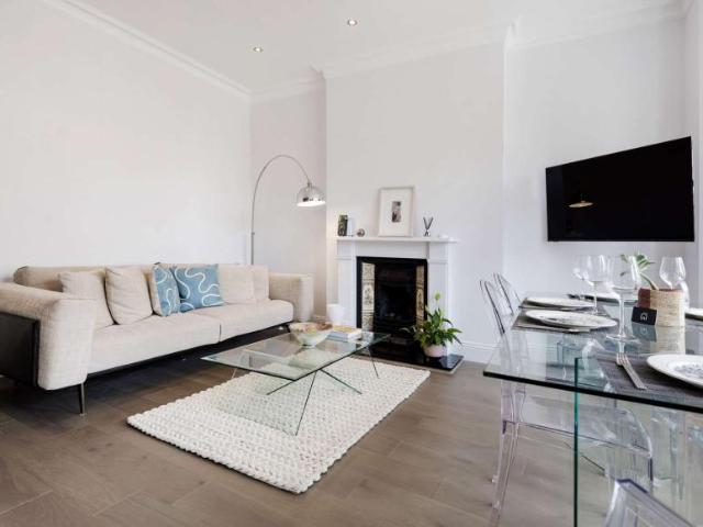 2 Bedroom Apartment London London LS97236482