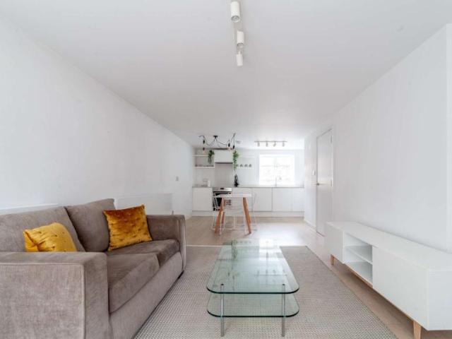 2 Bedroom Apartment London London LS97338116