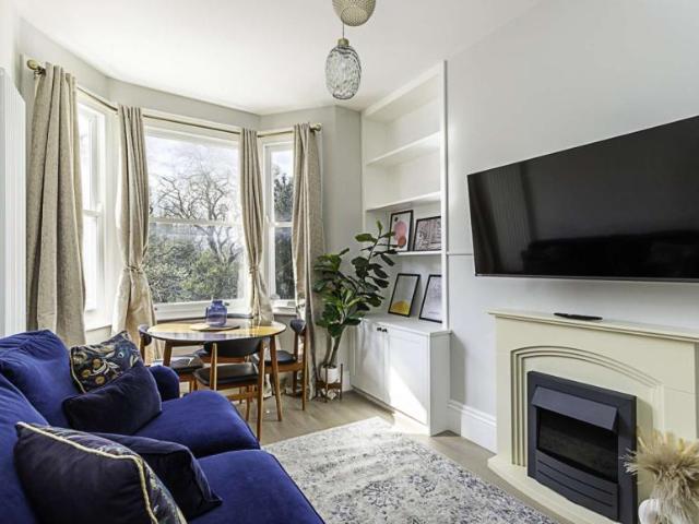 2 Bedroom Apartment London London LS97843666