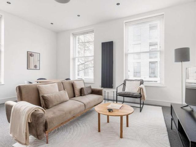 2 Bedroom Apartment London London LS97883801