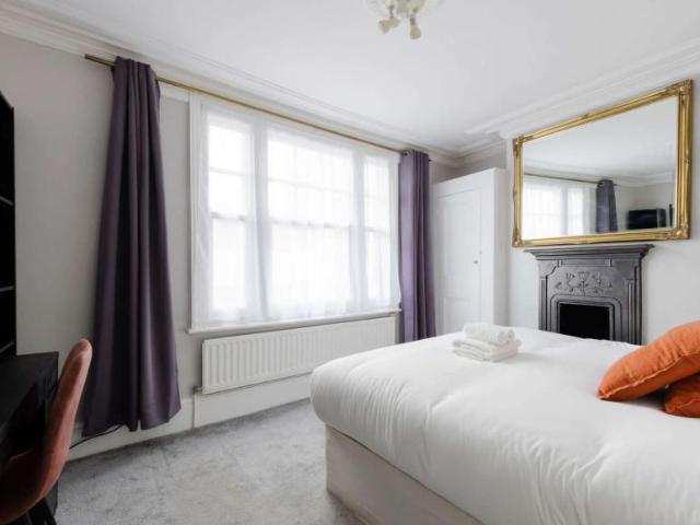 2 Bedroom Apartment London London LS97943918