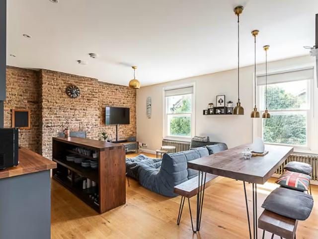2 Bedroom Apartment London London LS98294302