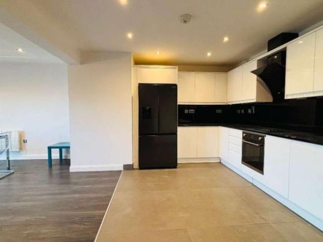 2 Bedroom Apartment London London LS98636805