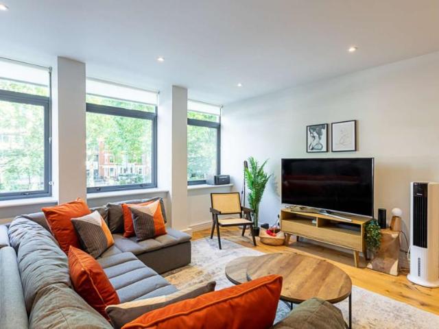 2 Bedroom Apartment London London LS98637469