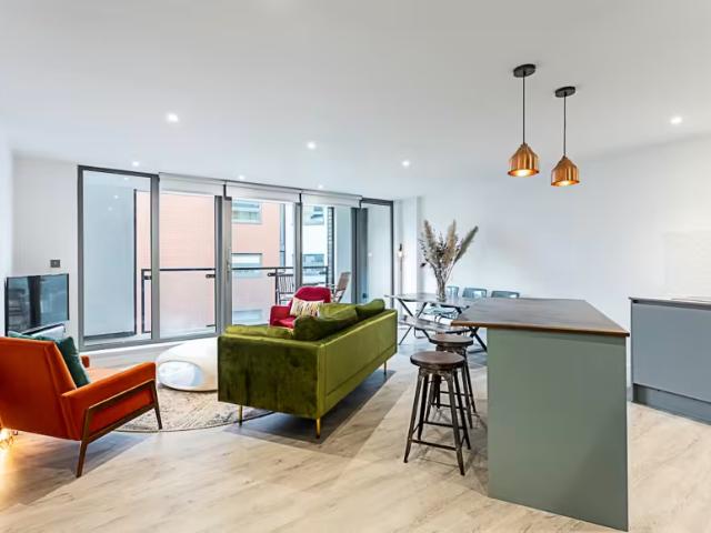 2 Bedroom Apartment London London LS98755196