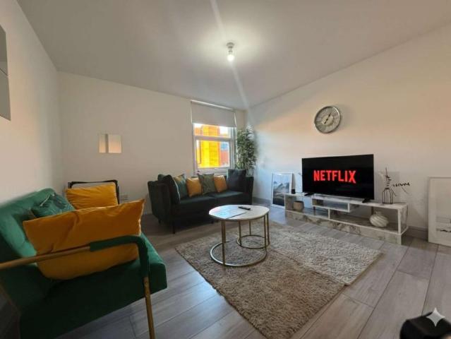2 Bedroom Apartment London London LS98922932