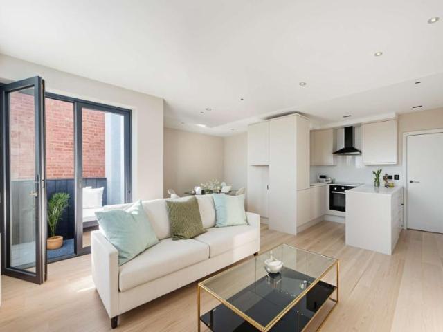 2 Bedroom Apartment London London LS99189892