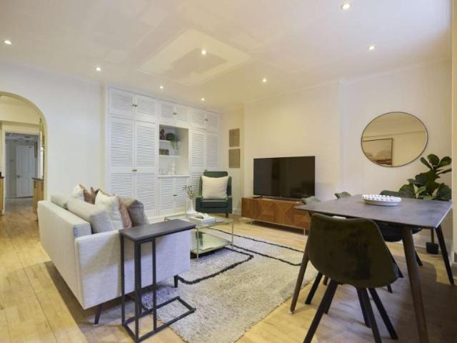 2 Bedroom Apartment London London LS99563025