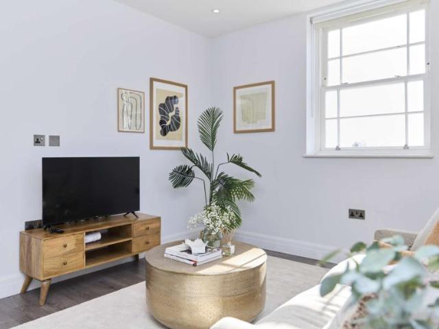 2 Bedroom Apartment London London LS99563139
