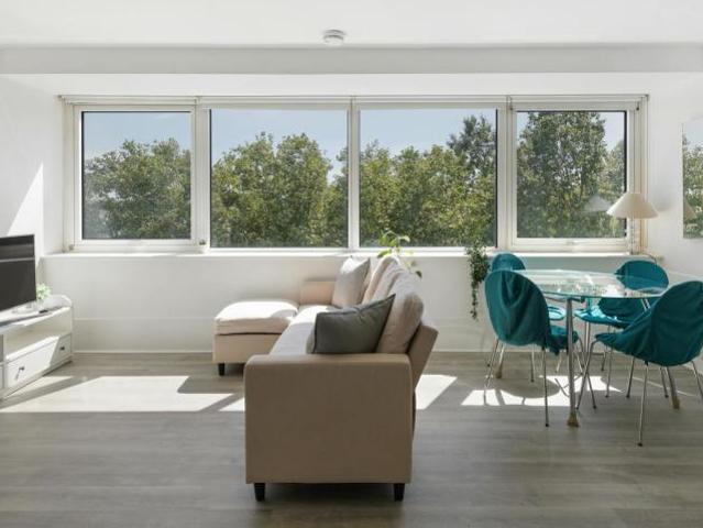 2 Bedroom Apartment London London LS100716980