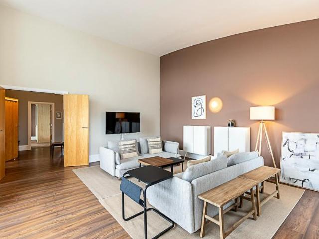 2 Bedroom Apartment London London LS100842984