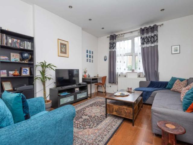 2 Bedroom Apartment London London LS100089301