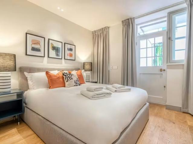2 Bedroom Apartment London London LS100333610