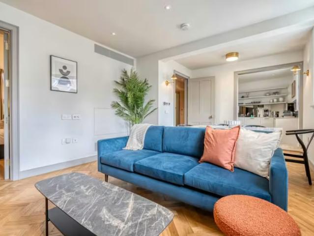2 Bedroom Apartment London London LS100333612