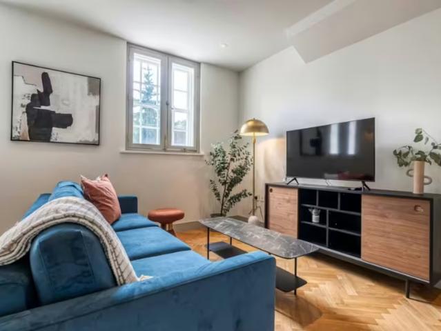 2 Bedroom Apartment London London LS100333614