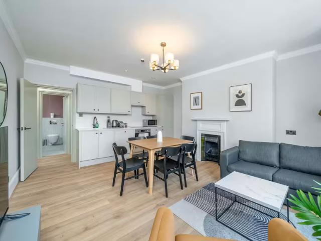 2 Bedroom Apartment London London LS100333640