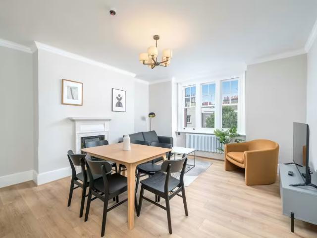 2 Bedroom Apartment London London LS100333642
