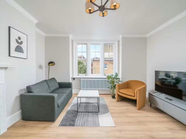 2 Bedroom Apartment London London LS100333644
