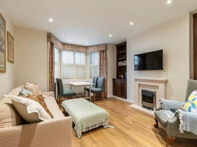 2 Bedroom Apartment London London LS100384513