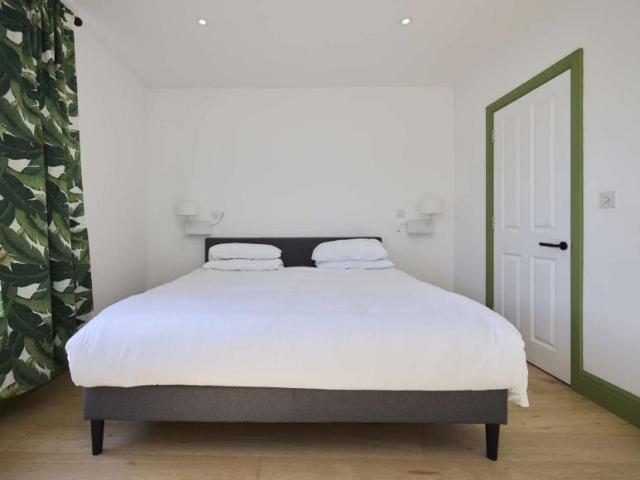 2 Bedroom Apartment London London LS100385573